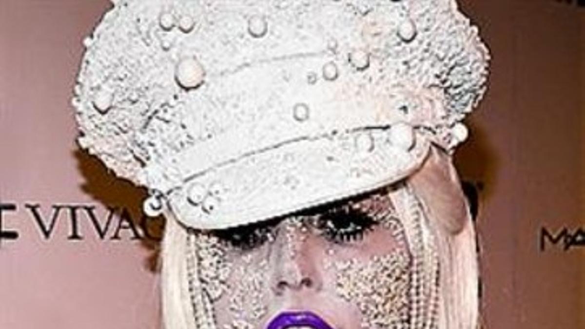 Lady Gaga se incrusta perlas en el cuerpo contra el sida