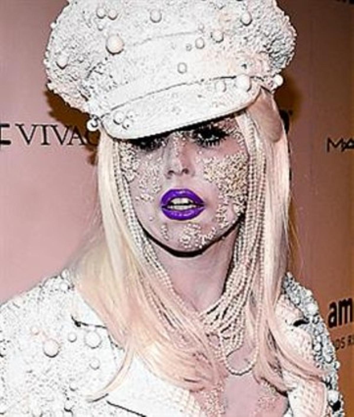 Lady Gaga se incrusta perlas en el cuerpo contra el sida