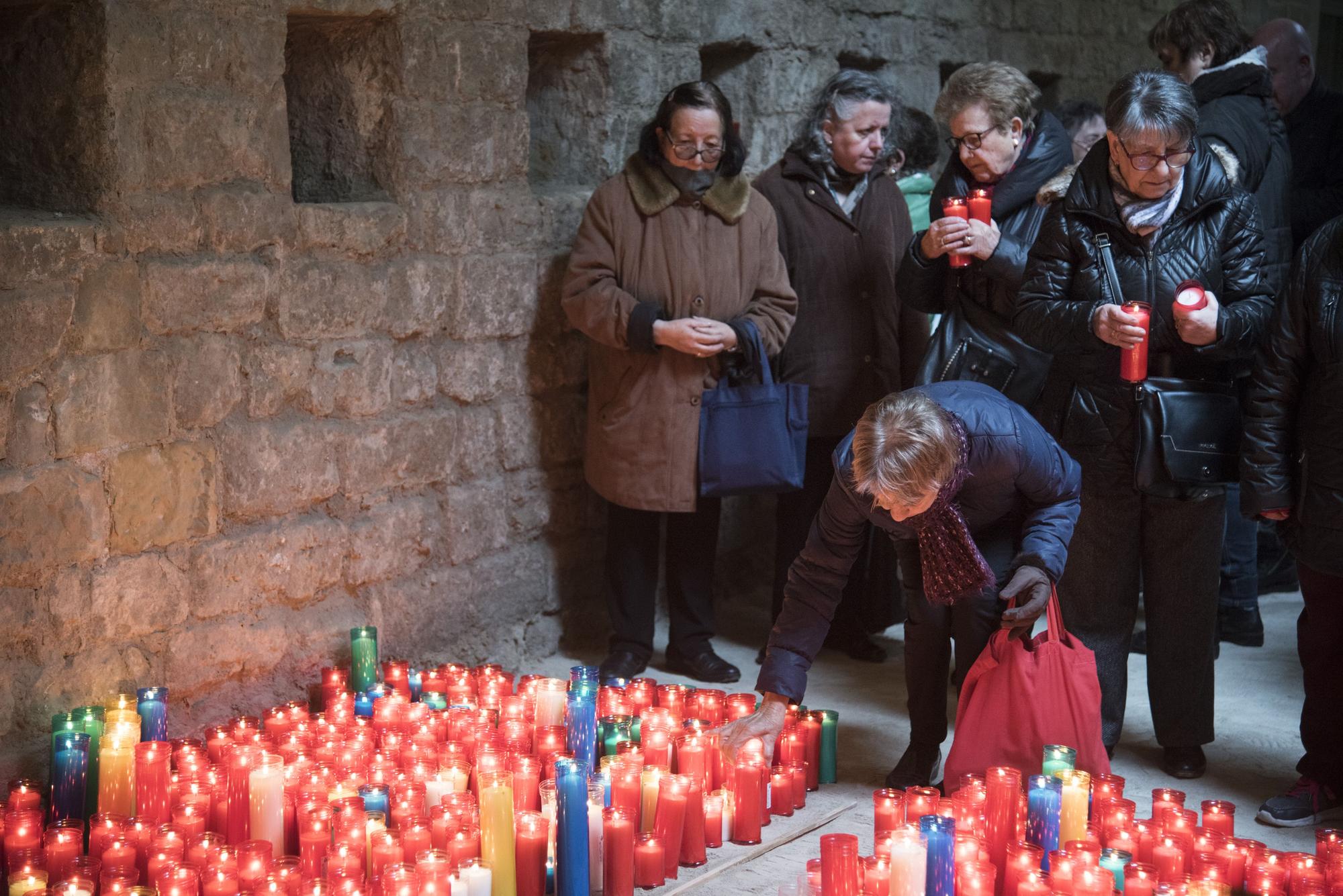 Santa Llúcia porta un degoteig constant de devots amb ciris a la Seu ...