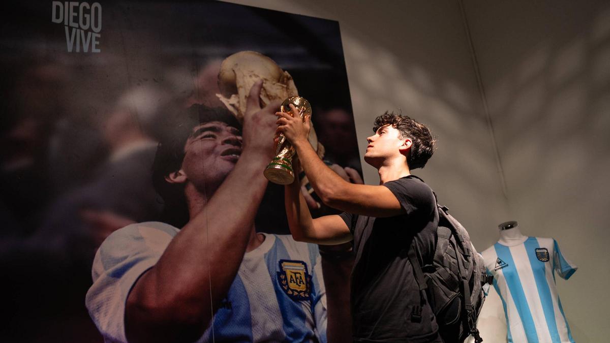 Maradona vuelve a Barcelona con la exposición inmersiva 'Diego Vive' | FOTOS