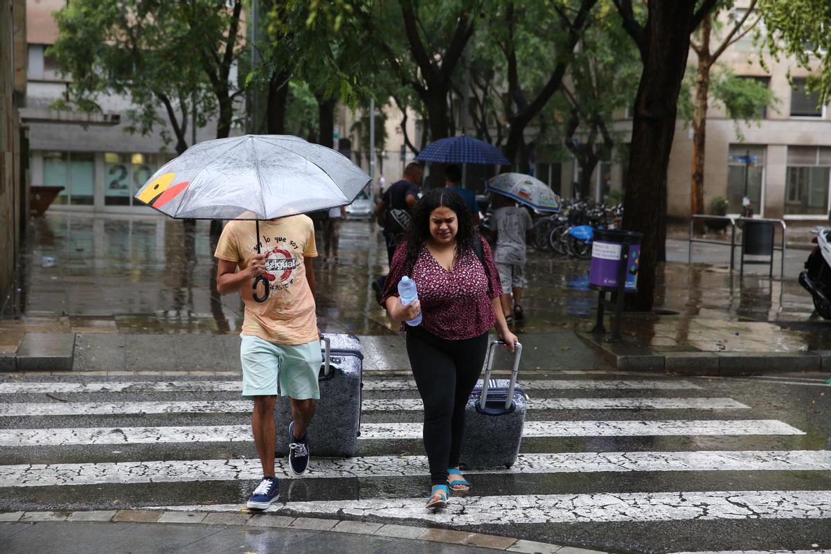 Barcelona despierta con una intensa lluvia