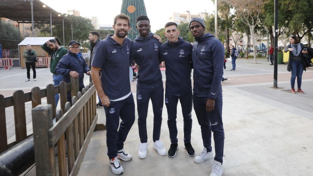 Fútbolín humano en Ibiza: Coke, Suli, Escobar y Appin reparten felicidad entre los niños ...