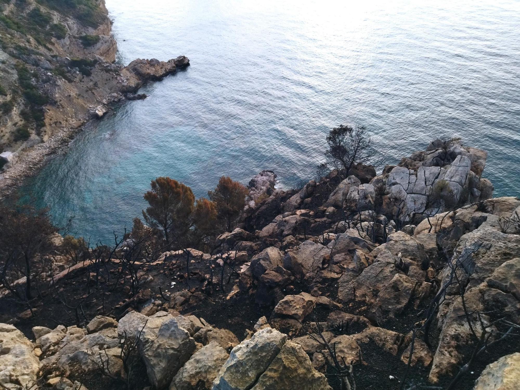 Llebeig: El fuego devasta una de las calas valencianas más bellas