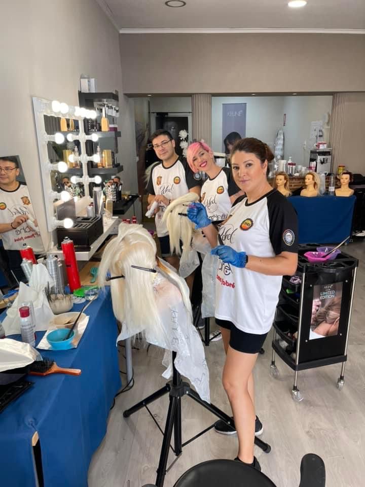 Mundial De Peluquería Una Joven De Puçol Lidera La Selección Española