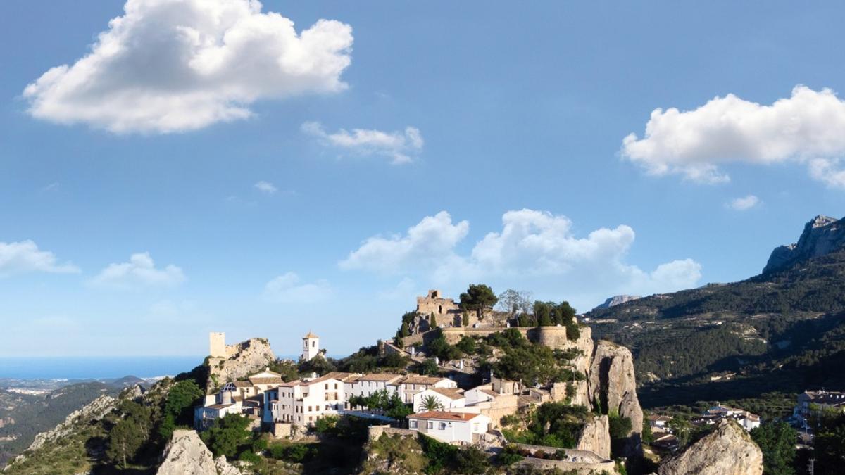 El pueblo de Alicante al que solo puedes llegar tras atravesar un túnel ...