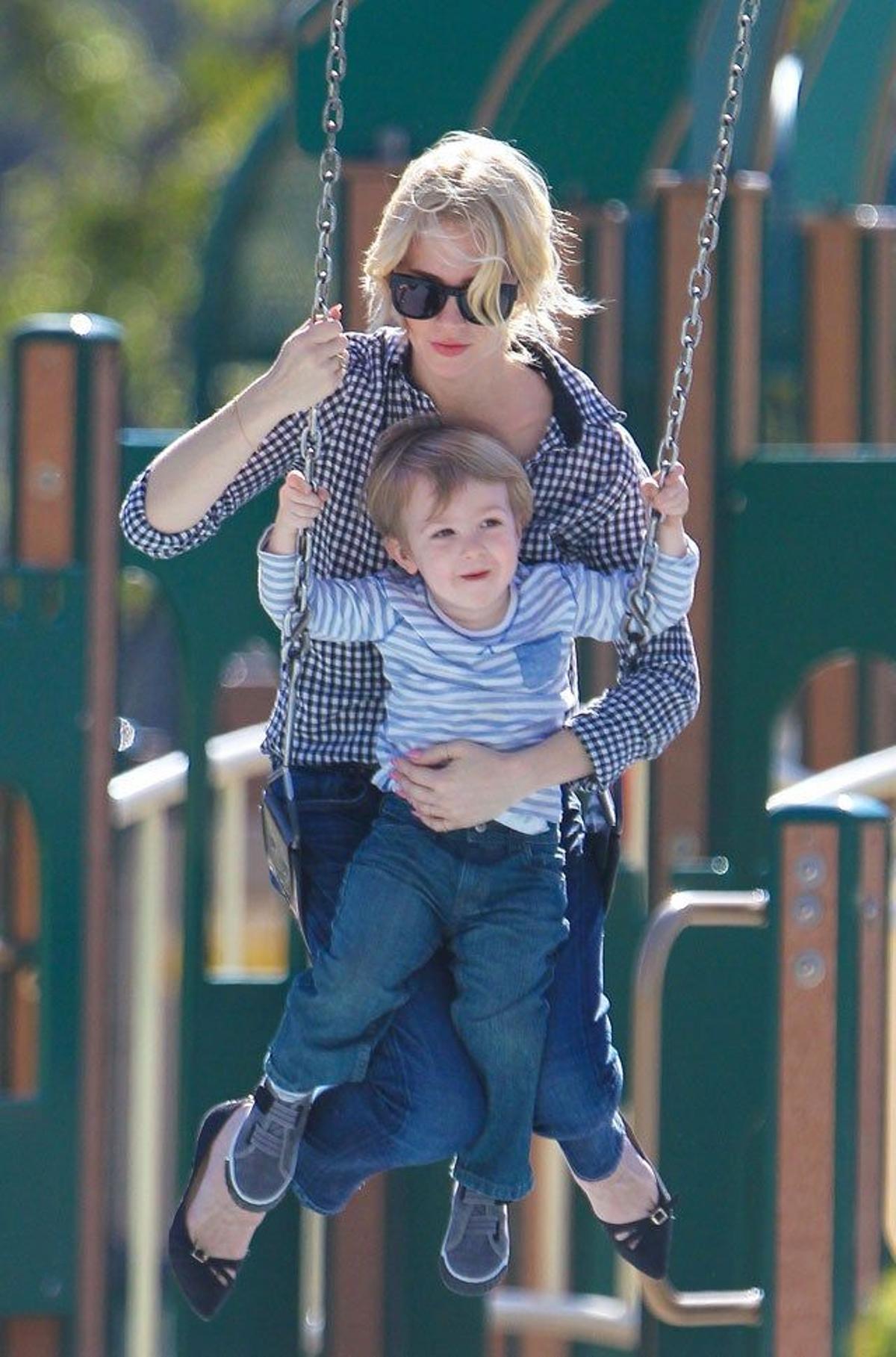 January Jones, divertida mañana en el parque - Cuore
