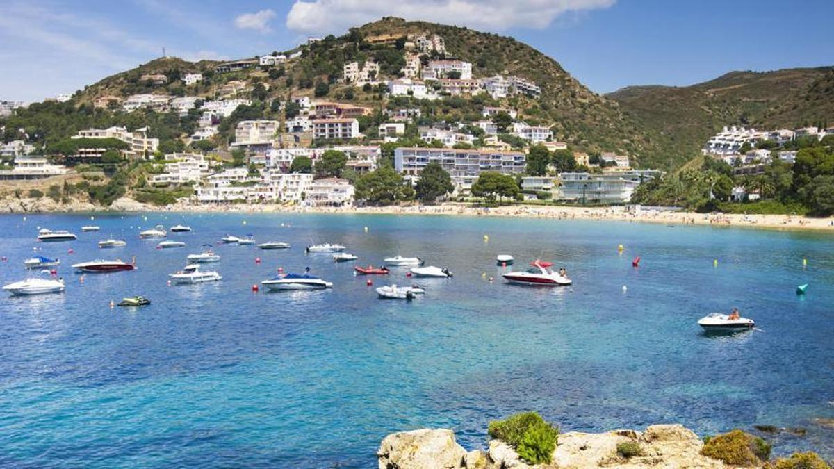 Una llanxa xoca contra les roques i gairebé s'enfonsa a la punta de l ...