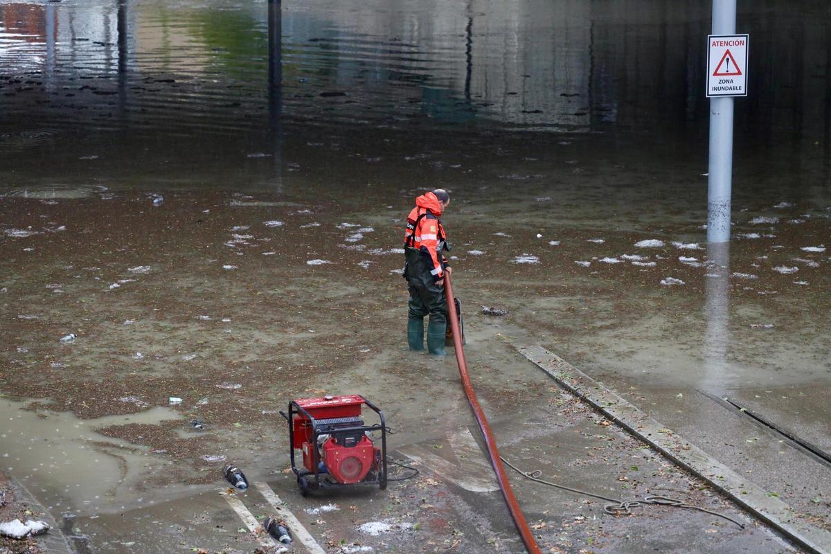 En imágenes I La lluvia anega varias calles de Zaragoza y obliga a ...