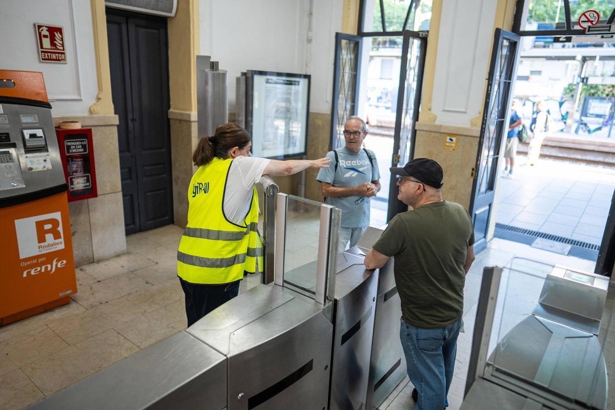 Primer día del corte de la línea R2 Sud entre Sitges y Gavà | FOTOS