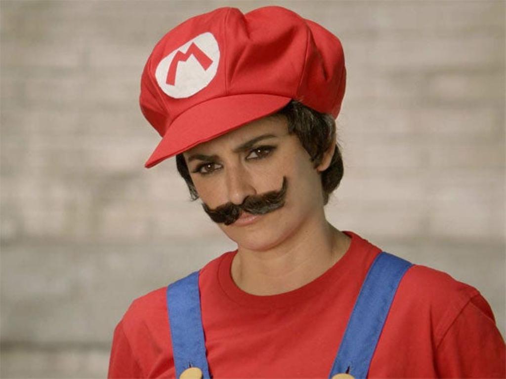 Penélope Cruz se pone bigote - Cuore