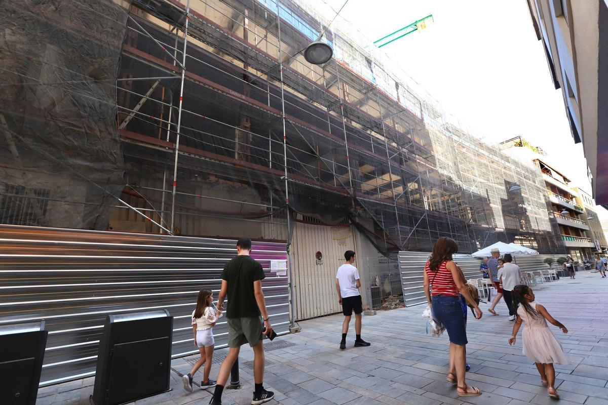 Adiós a la mítica fachada de Simago: Las obras del nuevo centro ...