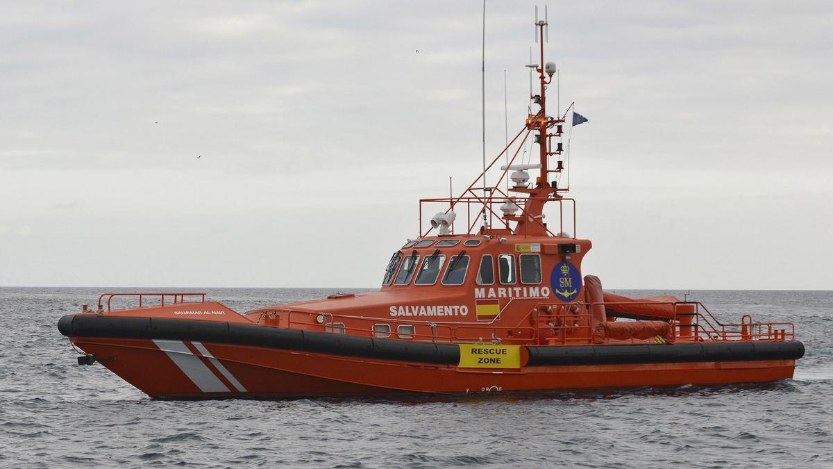 MIGRANTES CANARIAS | Salvamento desembarca en Lanzarote a 58 personas y ...