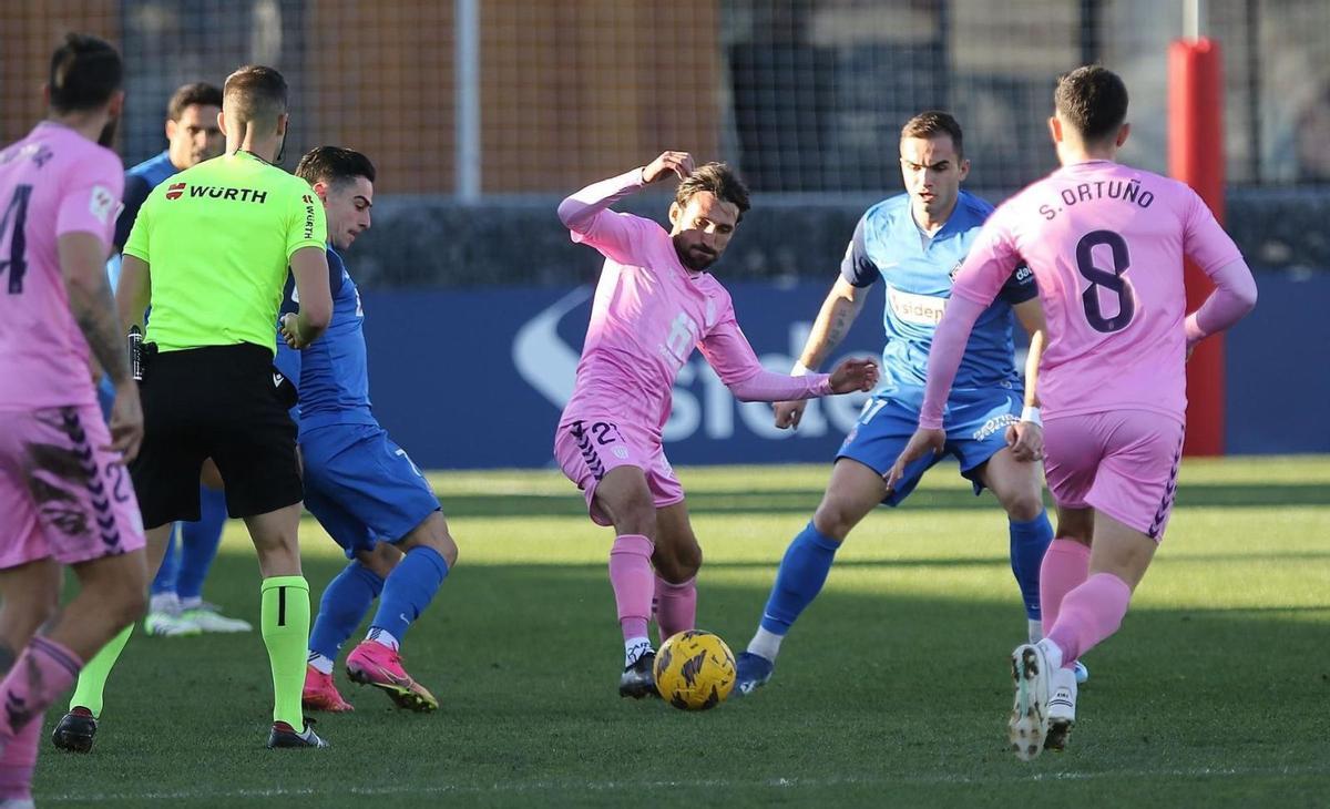 Álex Bernal se gana el puesto de titular en el Eldense