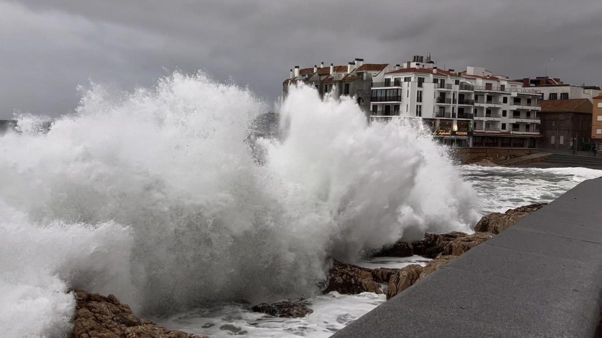 Temporal y grandes olas en L'Escala | FOTOS