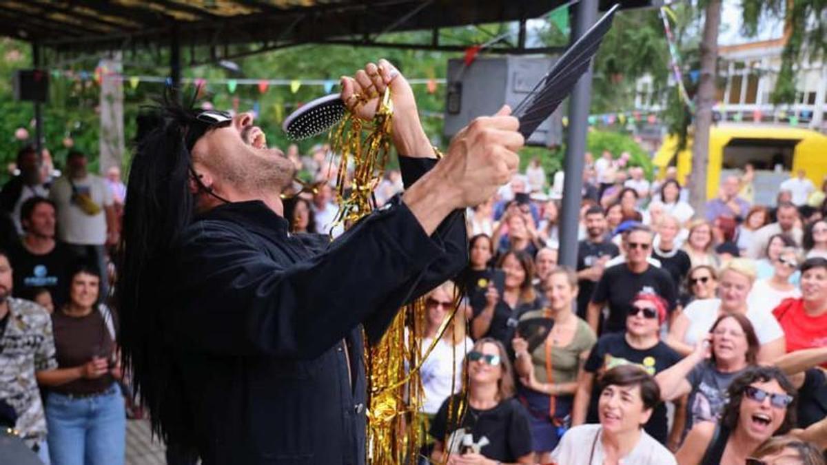 Rodrigo Cuevas conduce el "guateque de Vitorina" en El Condao