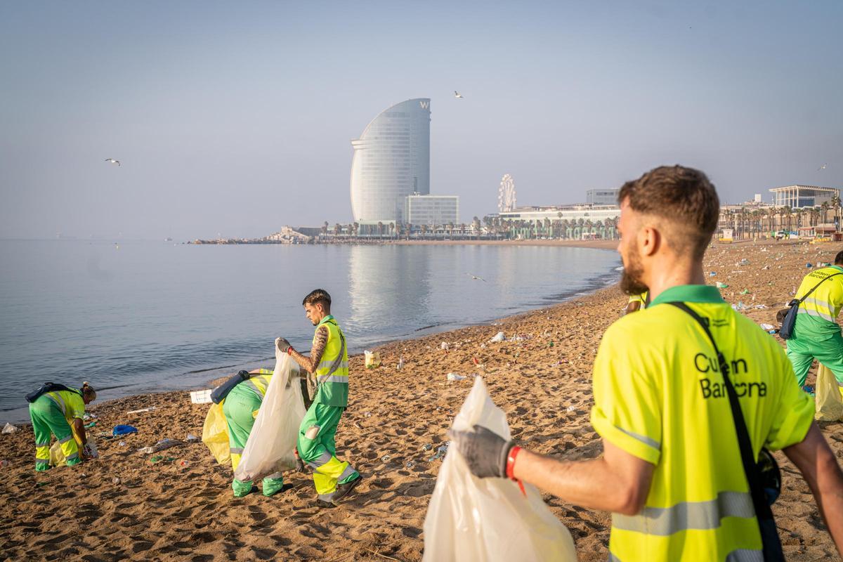 Desalojo y limpieza de las playas de Barcelona tras la verbena de Sant ...