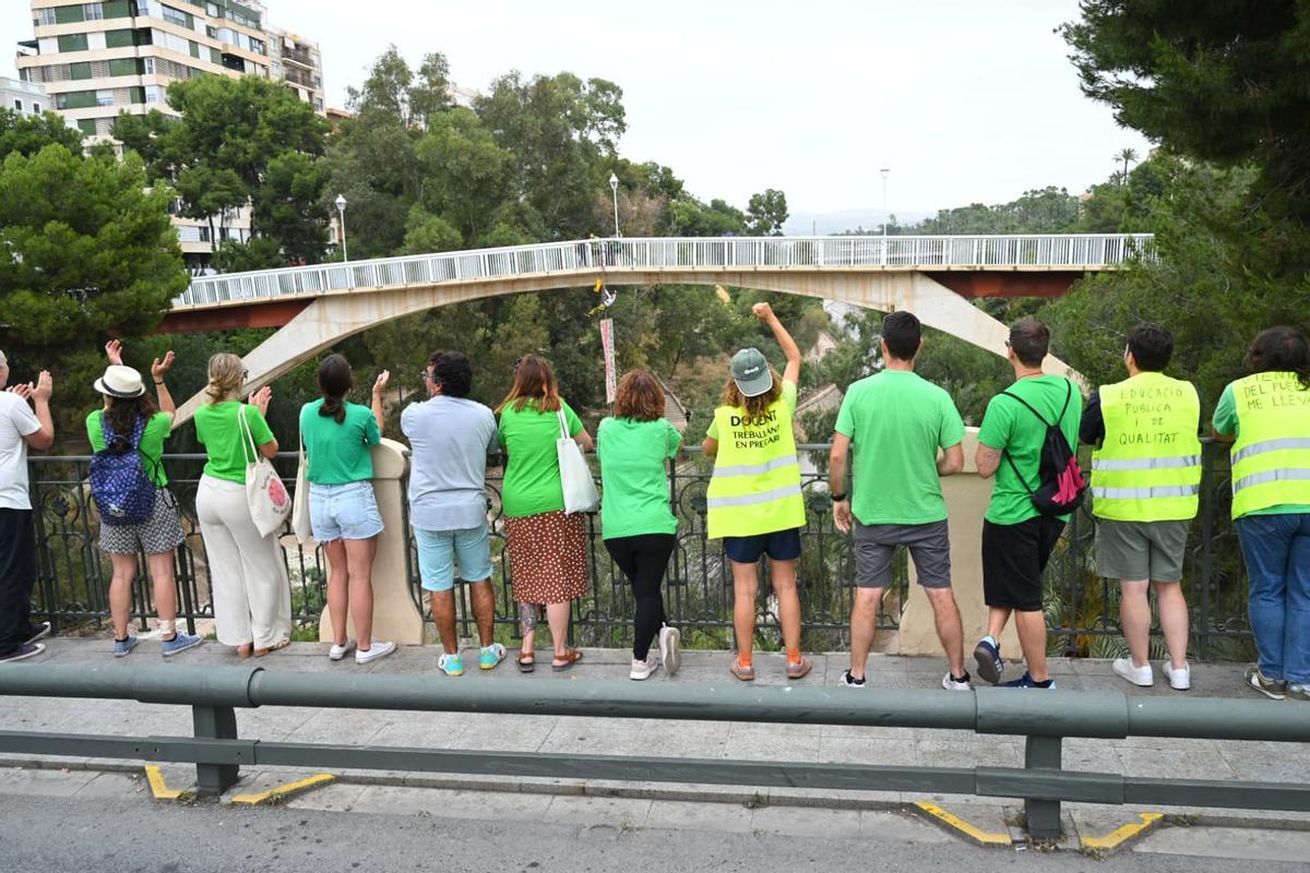 La huelga educativa escala en Elche: un profesor se cuelga de un puente ...
