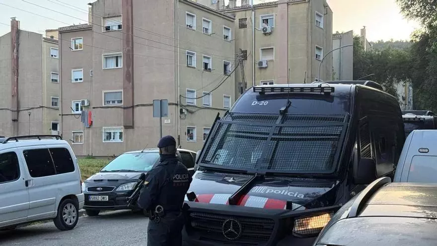 Vídeo | Un foc a una indústria es propaga als boscos d'Òrrius