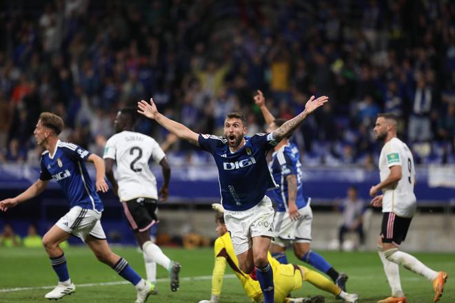 El Oviedo golea y mira hacia arriba: victoria 3-0 ante el Albacete