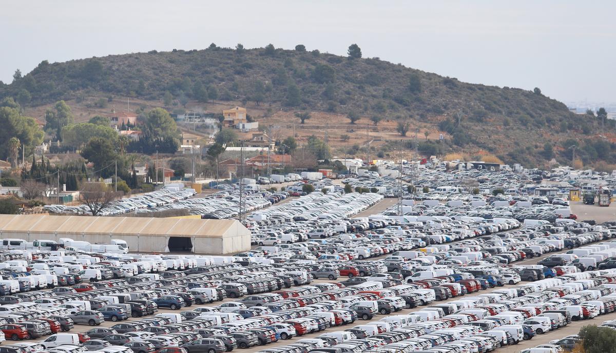 Así está la campa de almacenaje de coches de Ford en Cheste