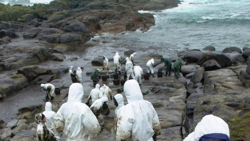 Del oscuro chapapote al blanco solidario