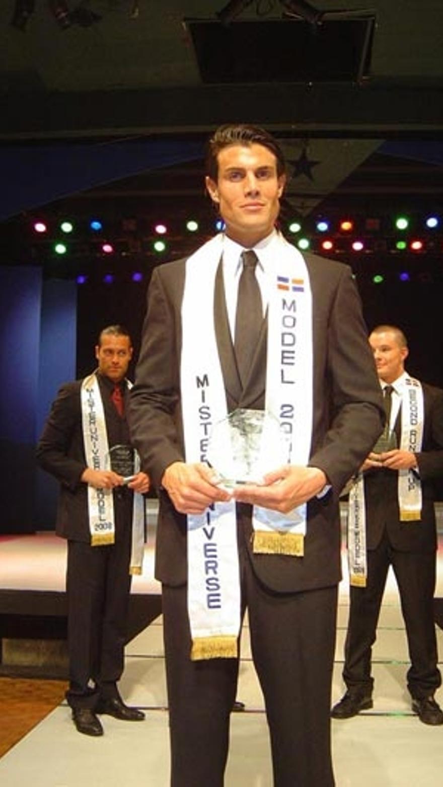 IVÁN CABRERA TRIGO, Mister Universo: "Nunca dejaría mi trabajo de bombero por la moda"