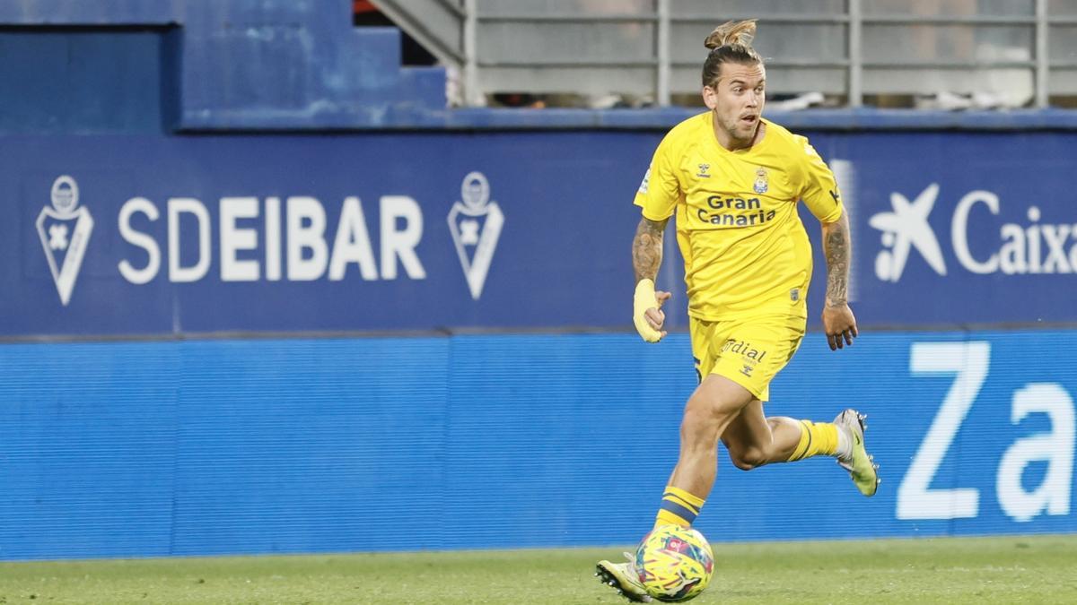 CD TENERIFE: El Tenerife, detrás del extremo Álvaro Jiménez