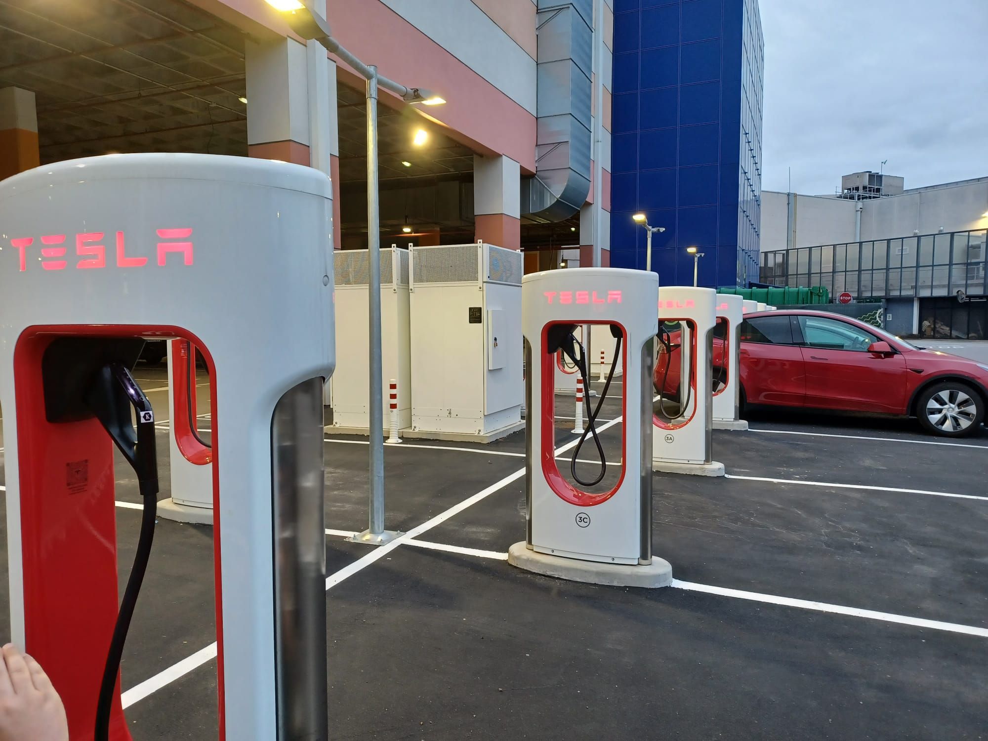 Así son los "supercargadores" de Tesla en Parque Principado, éxito de ...