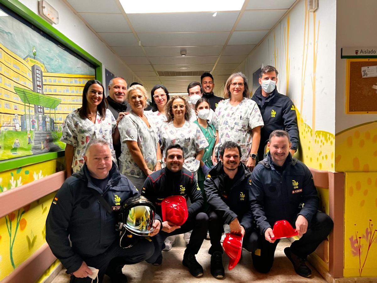 Bomberos y vecinos llevan ilusión al Hospital de Mérida y a Plena Inclusión