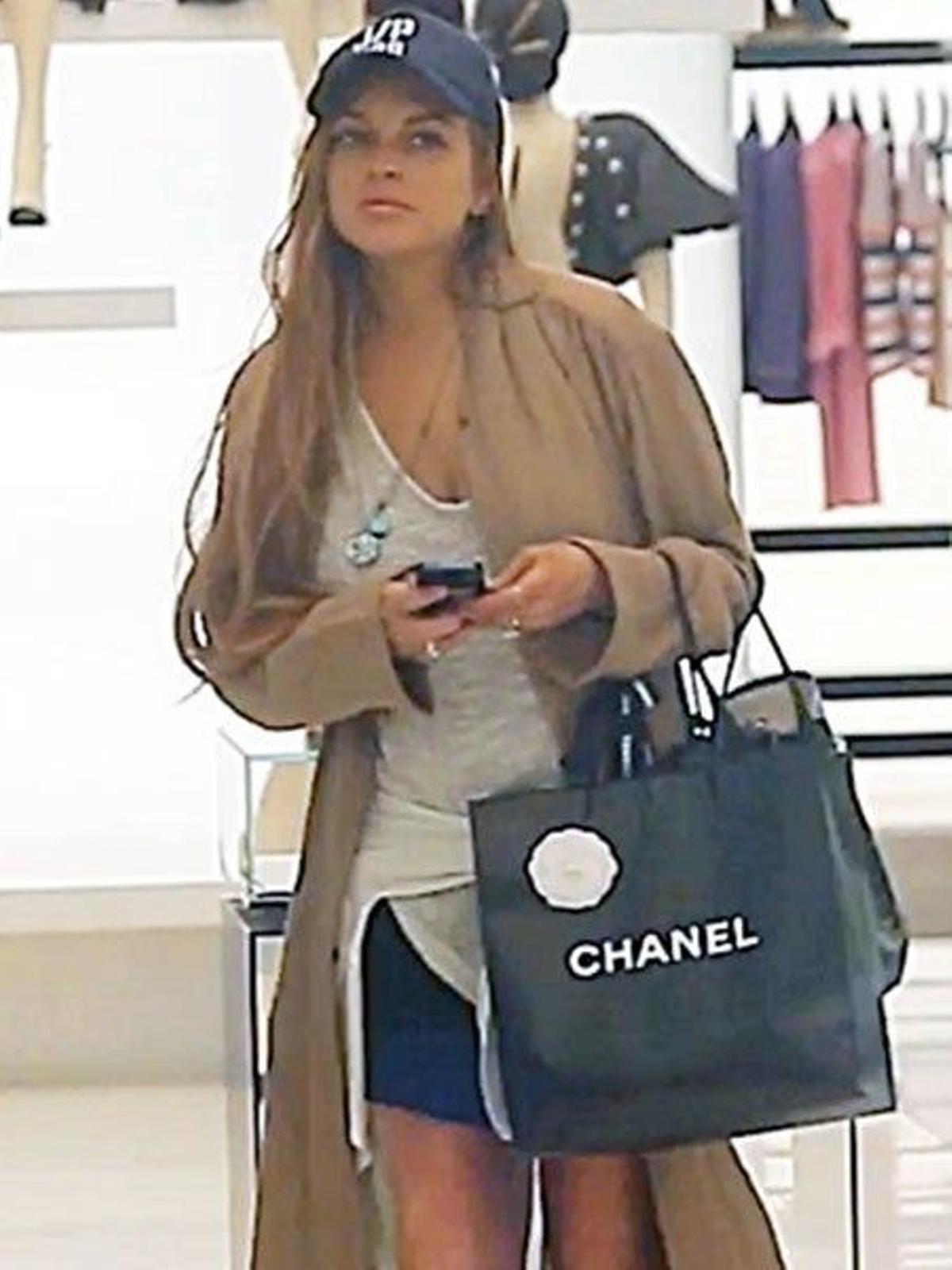 Lindsay Lohan va de compras antes de rehabilitarse - Cuore