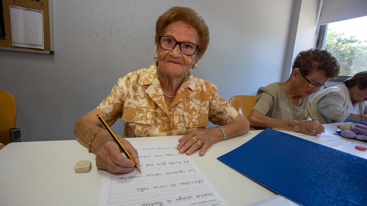 COLE FPA GERMÀ COLÓN | Carmen ‘vuelve al cole’ a los 99 años