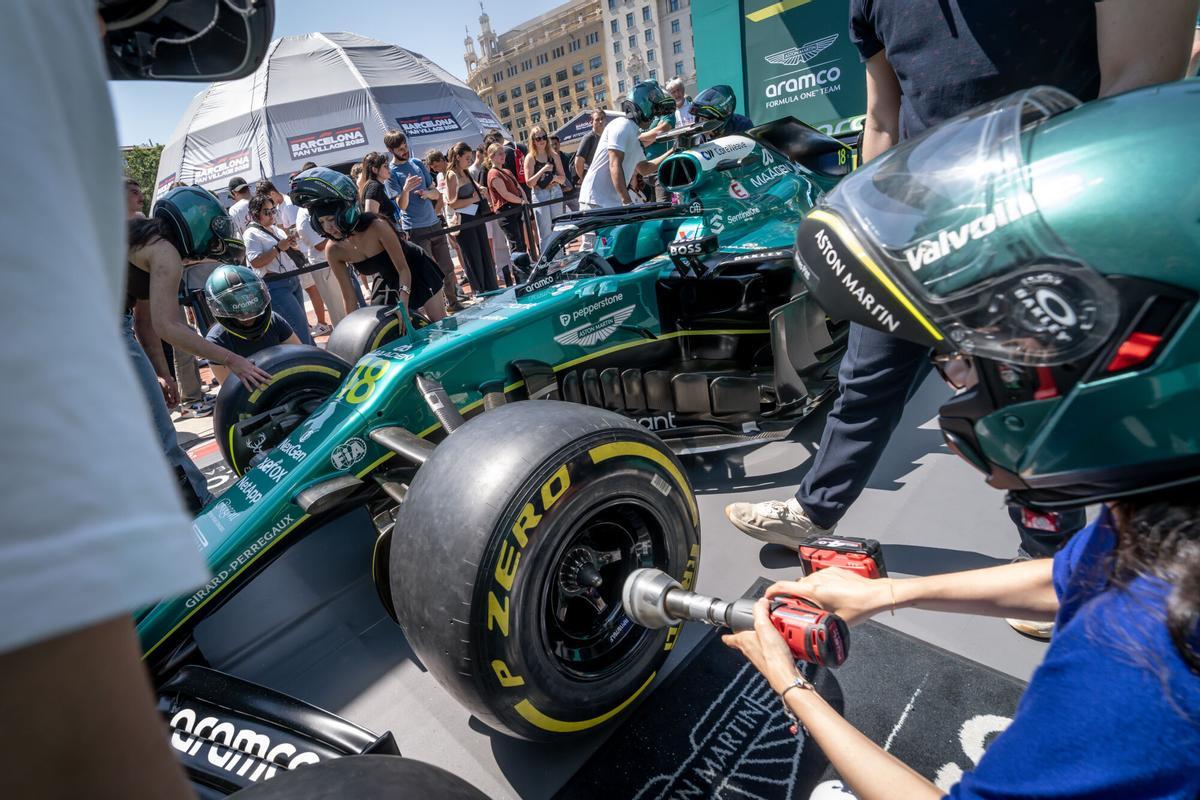 Una multitud se acerca a la Fan Zone de F1 Plaza Catalunya
