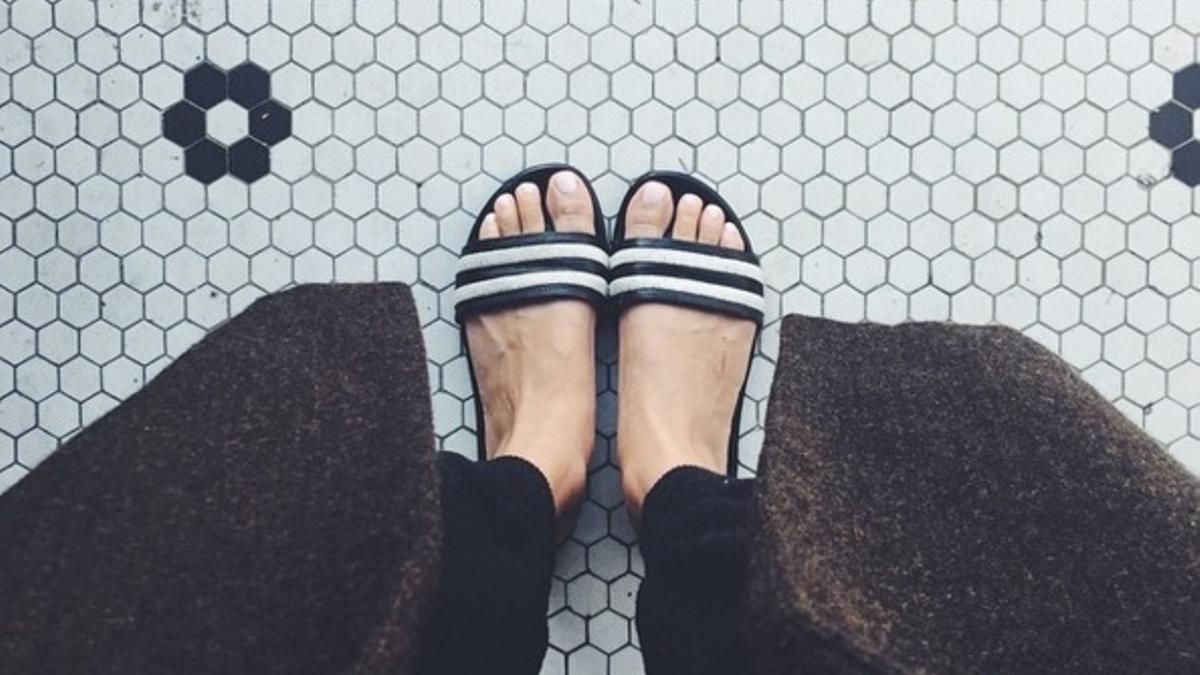 Este verano llevarás las chanclas en tus looks diarios - Woman