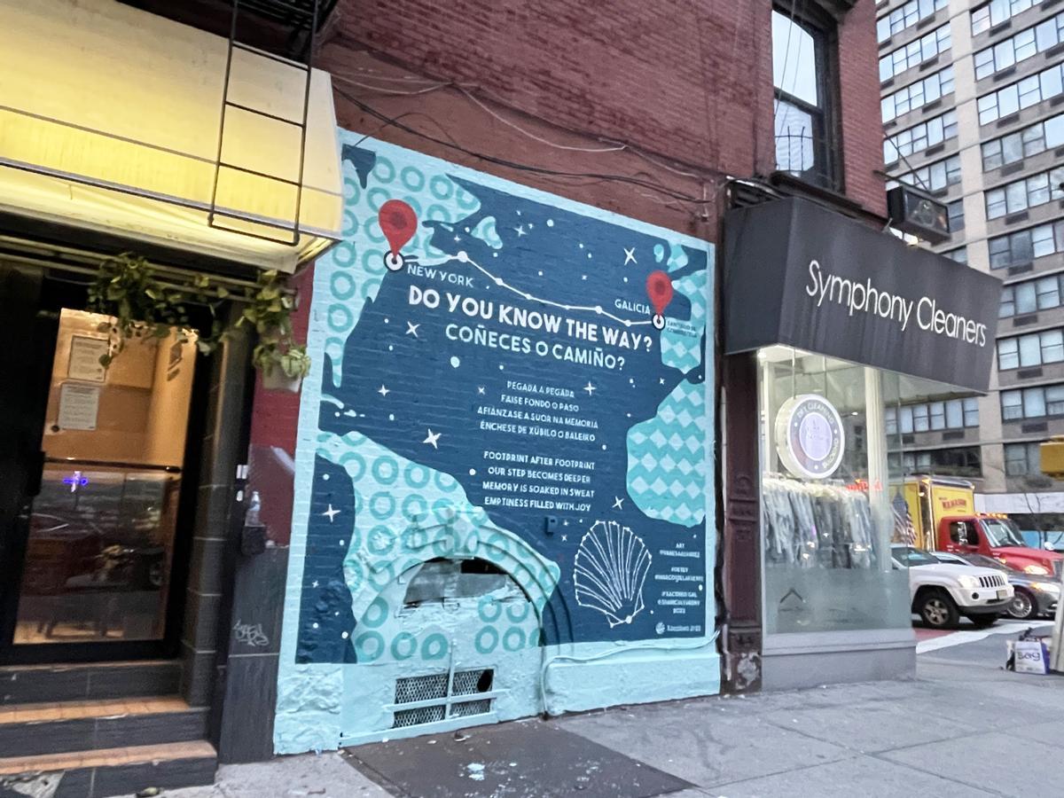 La artista viguesa Vanesa Álvarez pinta un mural sobre el Camino de ...