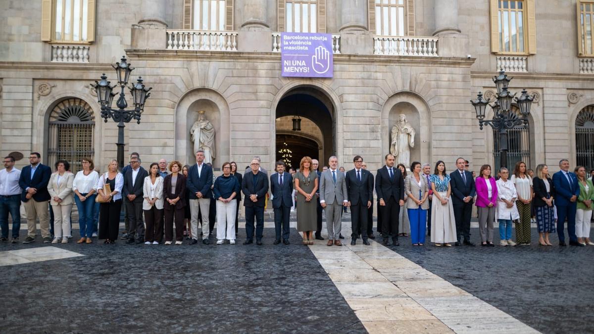 Illa y Collboni encabezan un minuto de silencio por un feminicidio ocurrido en mayo en Barcelona