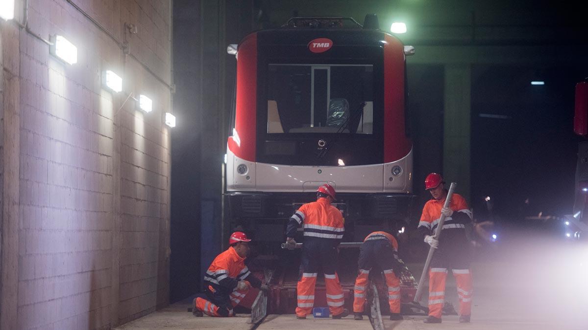 TMB empieza a recibir los nuevos metros para reforzar las líneas con ...