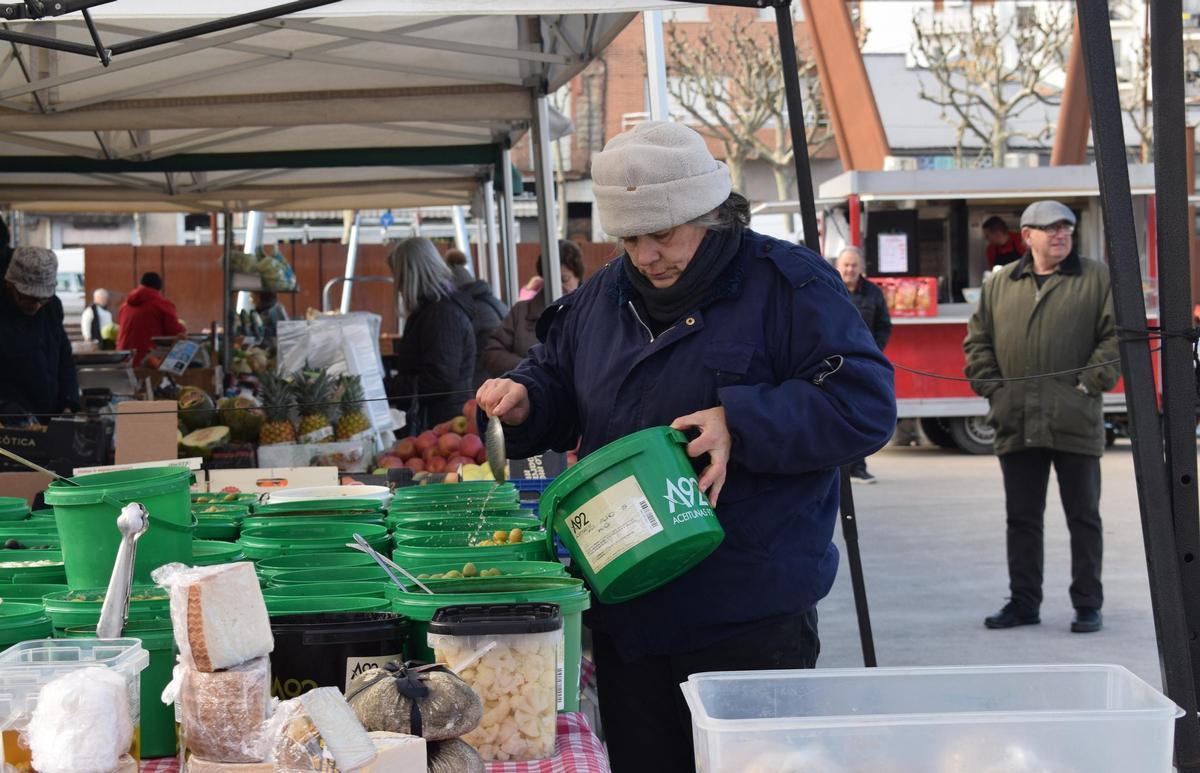 El mercat setmanal de Gironella estrena ubicació amb més espai, nous ...