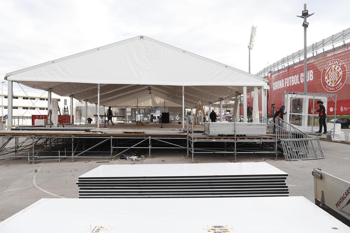 Les imatges dels operaris fent les tasques per desmuntar la carpa