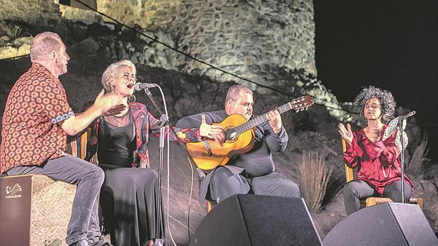 El sonido flamenco pop de los Reina Roja triunfa en el castillo de Gaibiel