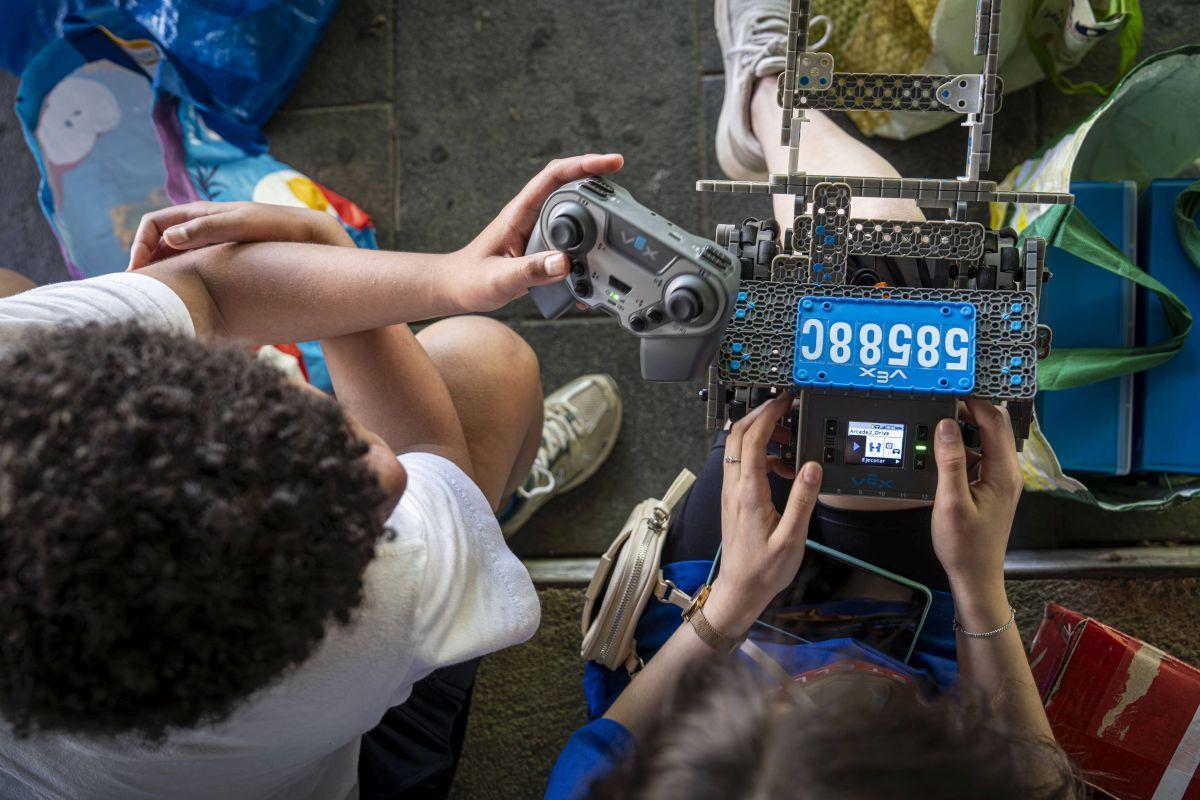 Los robots abren el apetito por la ciencia en La Mina | FOTOS