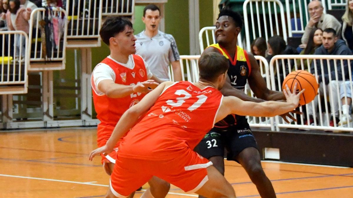 El Peñarroya cae en la prórroga en su estreno en la Tercera FEB