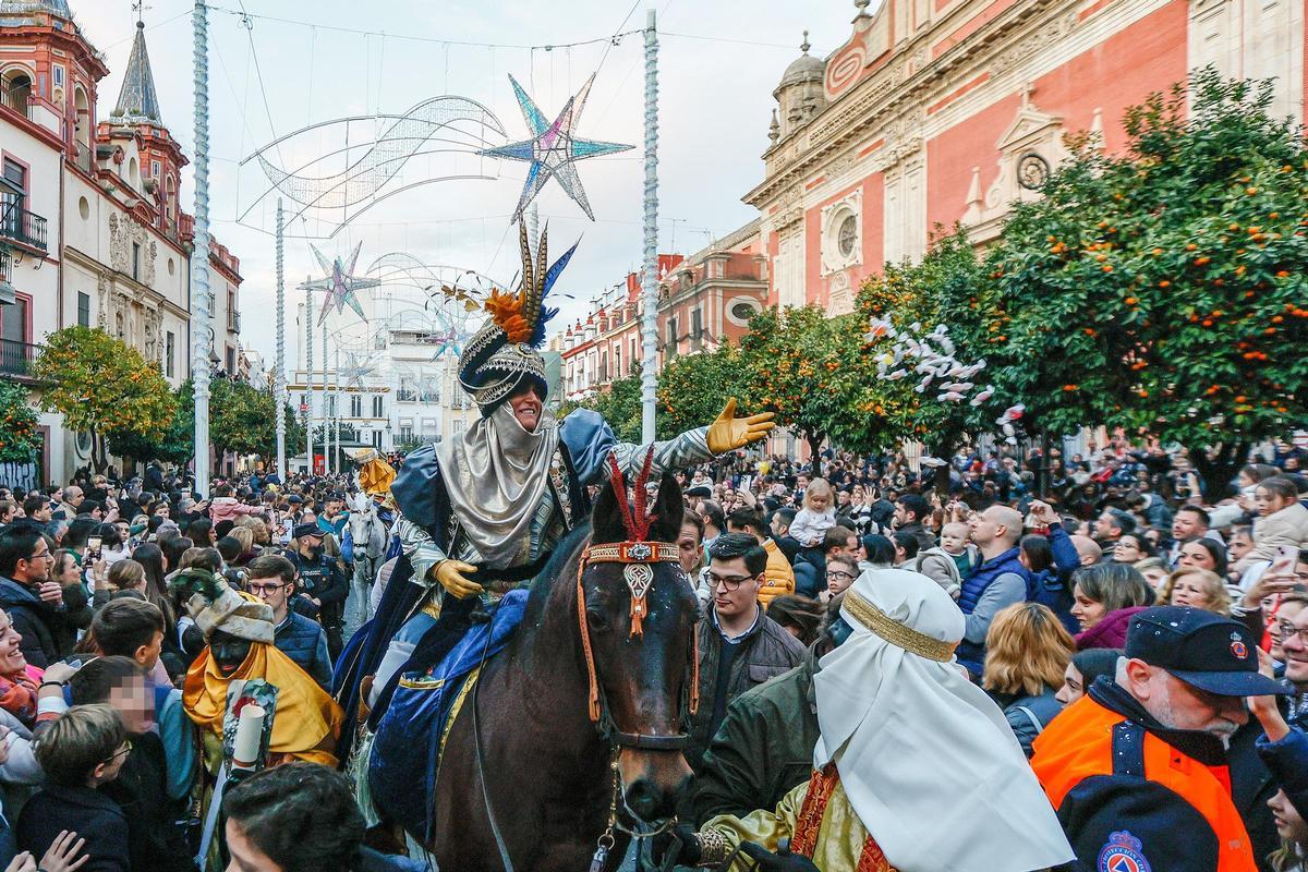 El Heraldo Real recoge las Llaves de la Ciudad de Sevilla para la ...