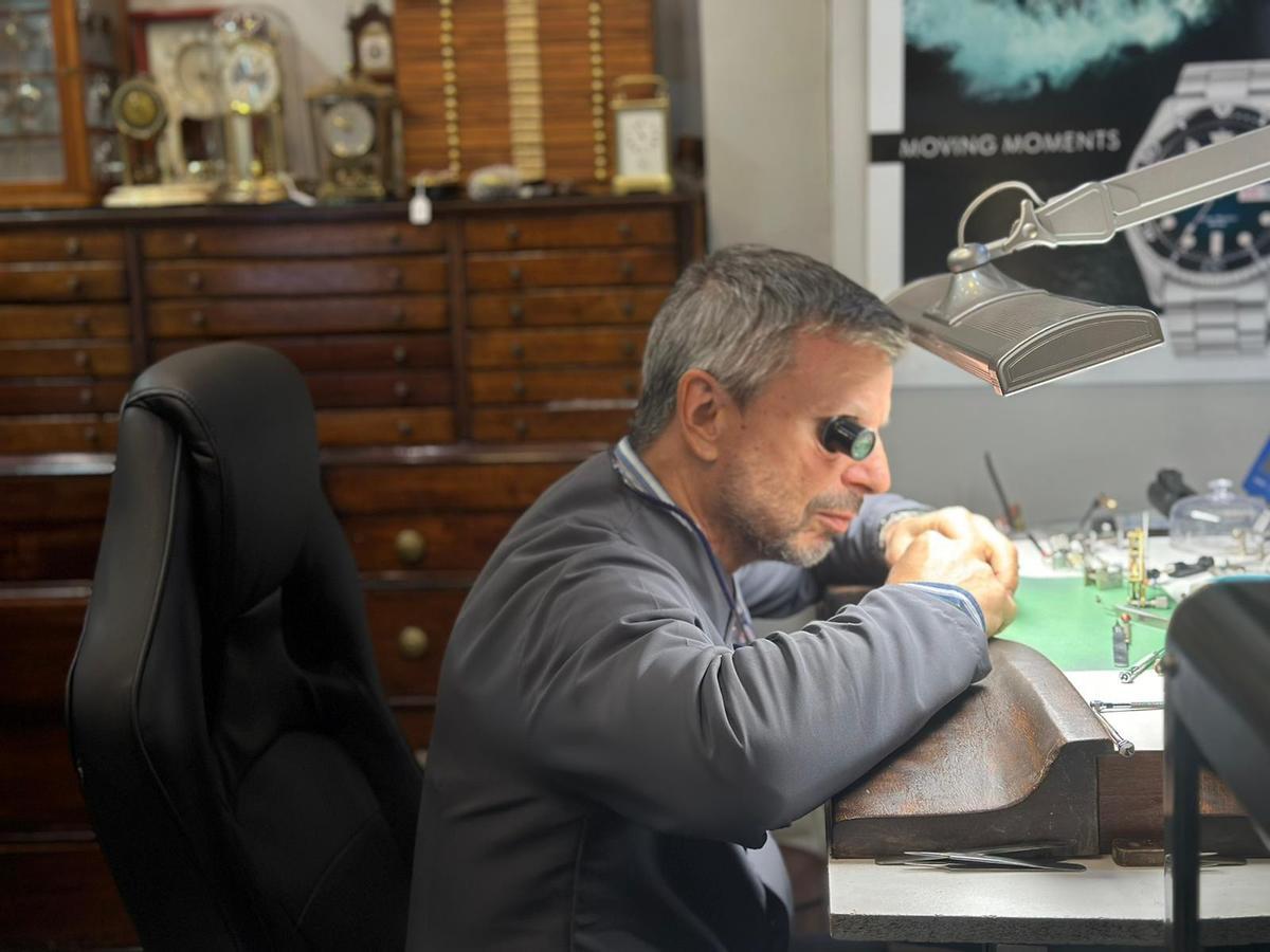 Capirotes, sombreros y turistas: la histórica calle de Sevilla que alza ...