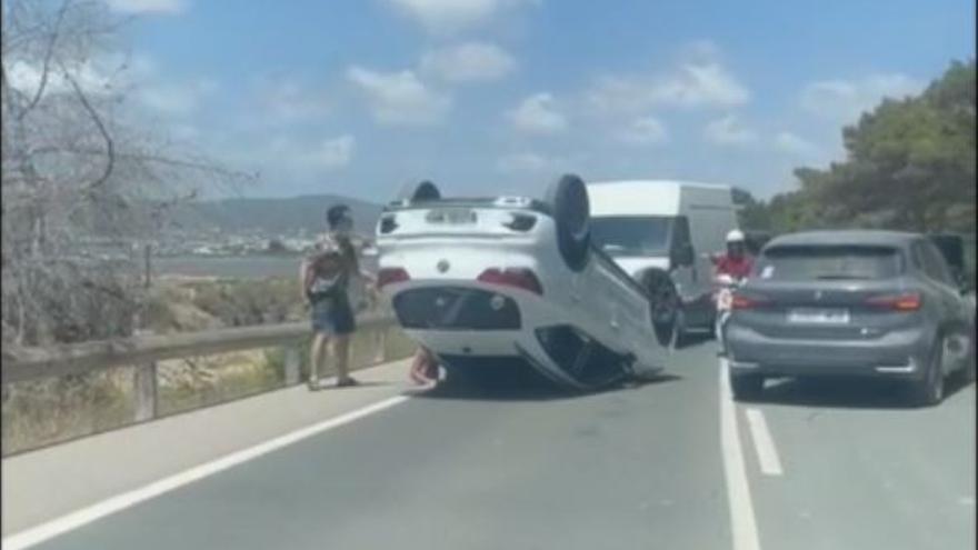 VÍDEO: Así ha volcado un coche tras chocar con otro en la carretera de ...