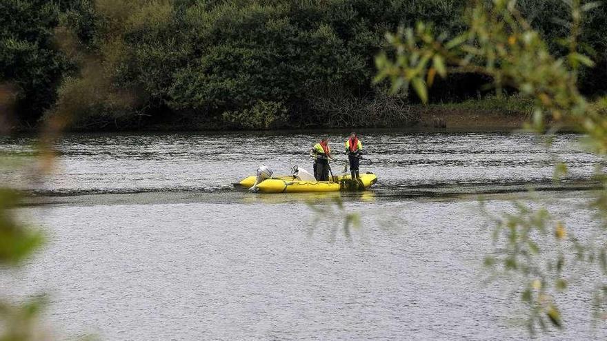 Una lancha retira las algas del embalse de Rioseco