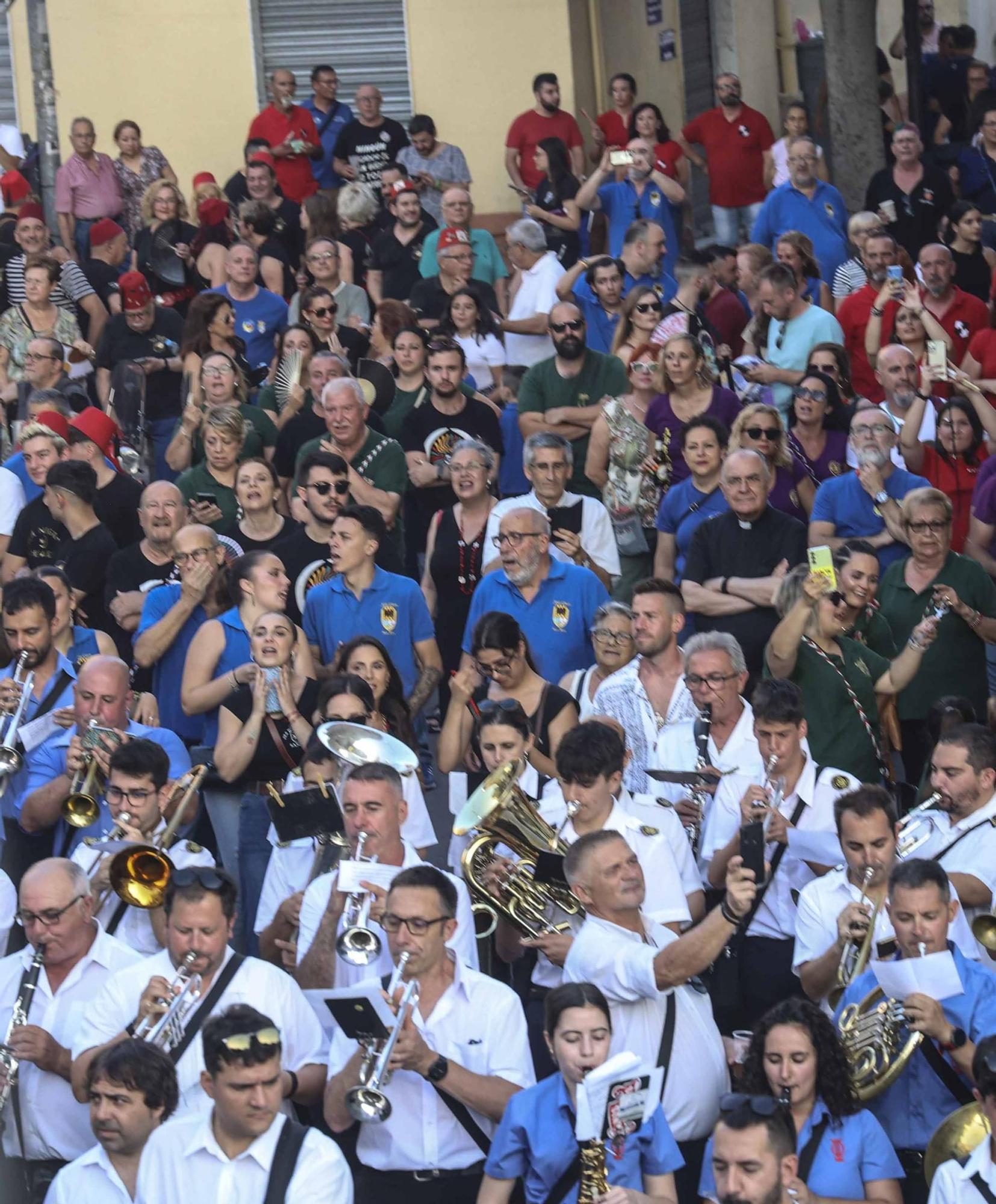 La entrada de bandas da comienzo a los Moros y Cristianos de San Blas
