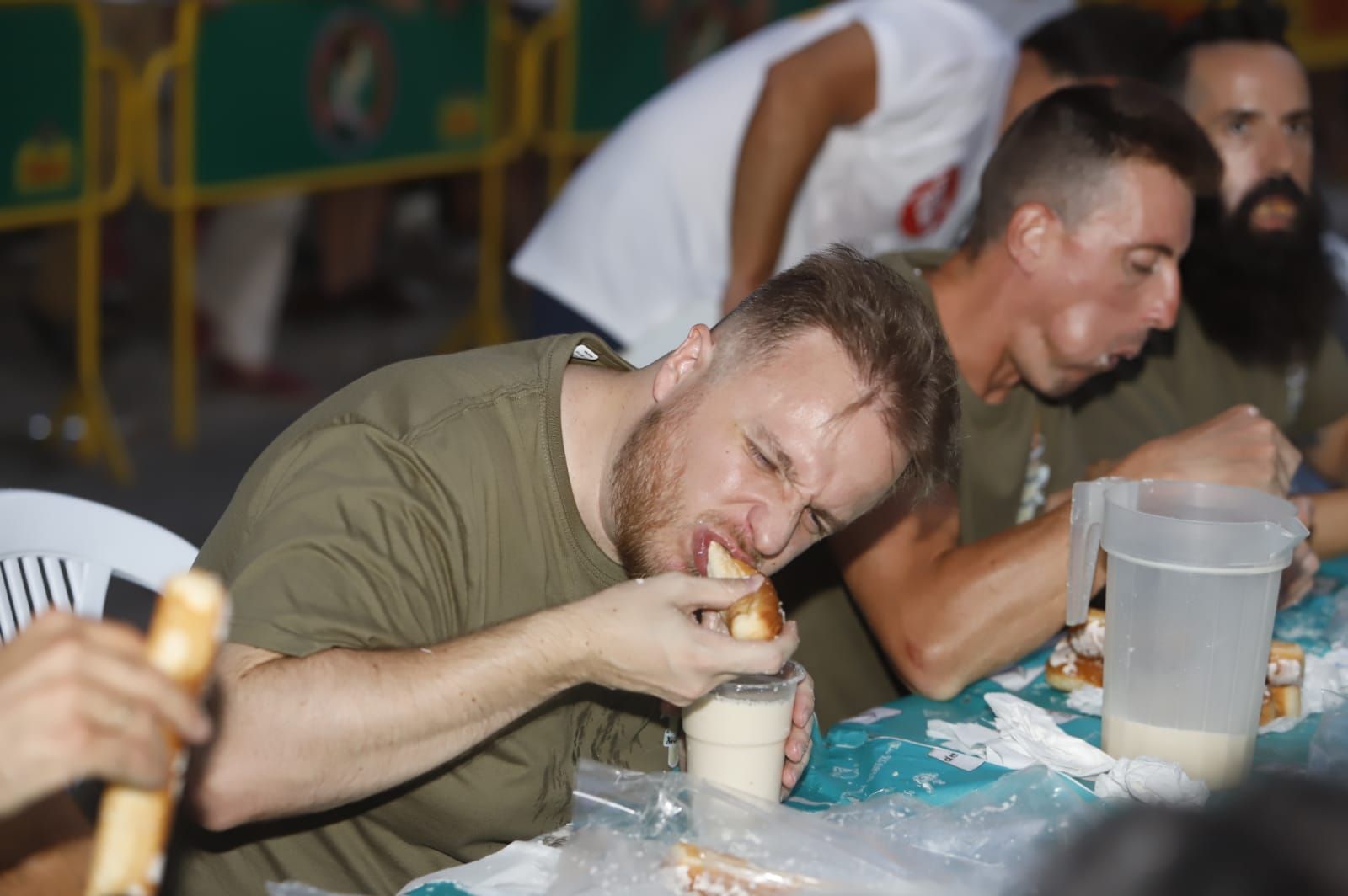 Concurso de comer fartones: Valentín Ferrer gana en Xàtiva al engullir ...