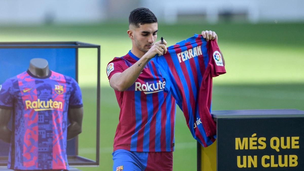 Presentación de Ferran Torres en el Camp Nou como nuevo jugador del ...