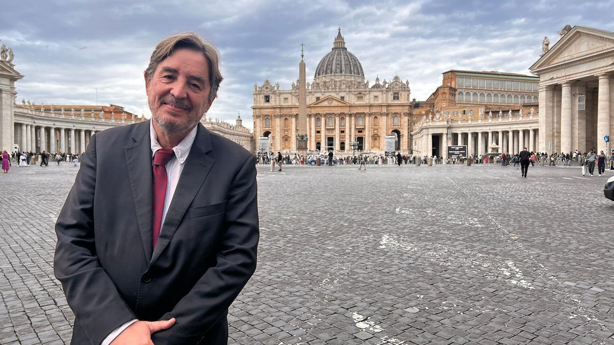 El poeta Luis García Montero es recibido por el Papa en un encuentro ...