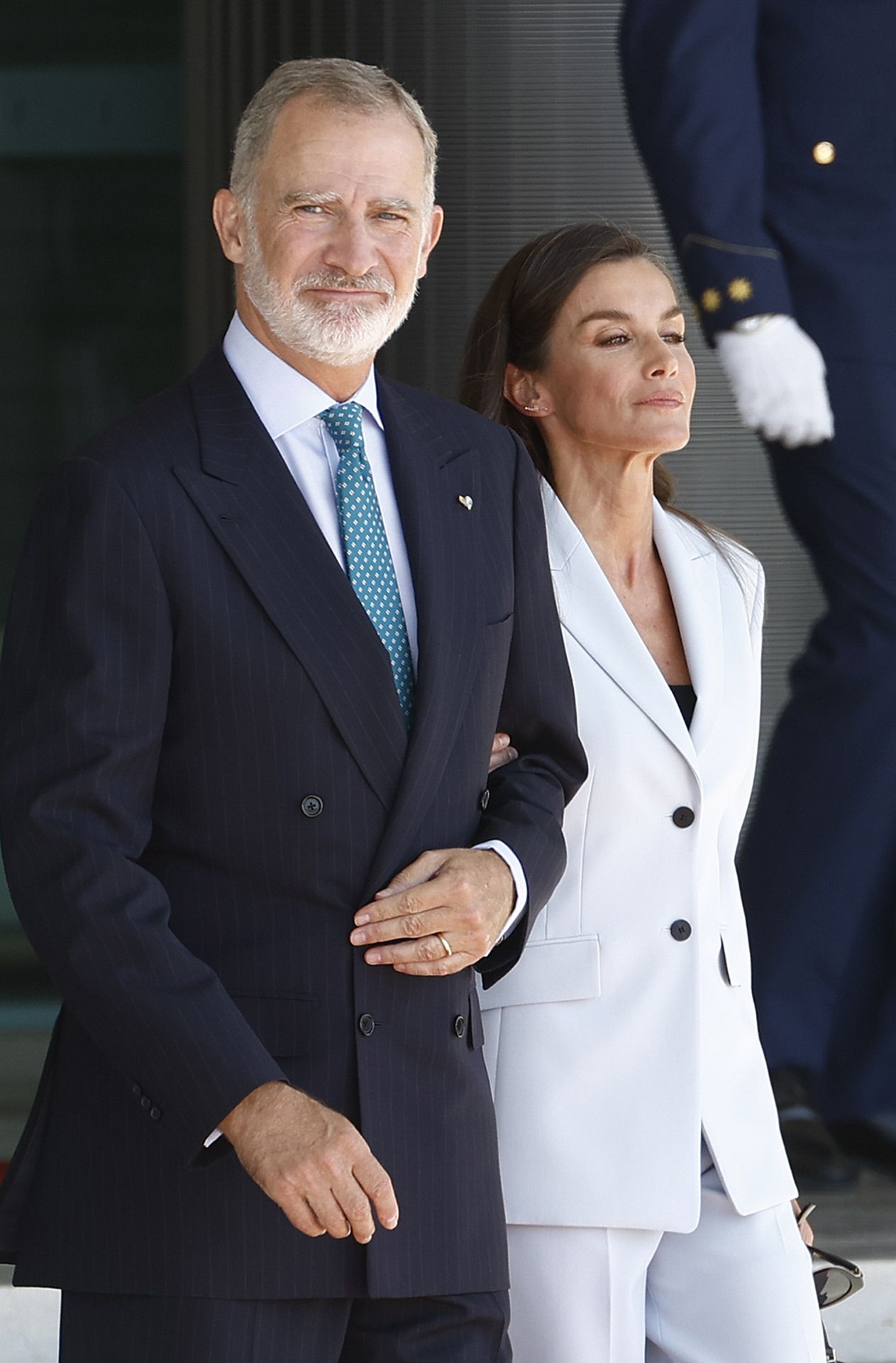 VIAJE DE ESTADO REYES EGIPTO | La reina Letizia estrena un traje 'baby blue' para poner rumbo a ...